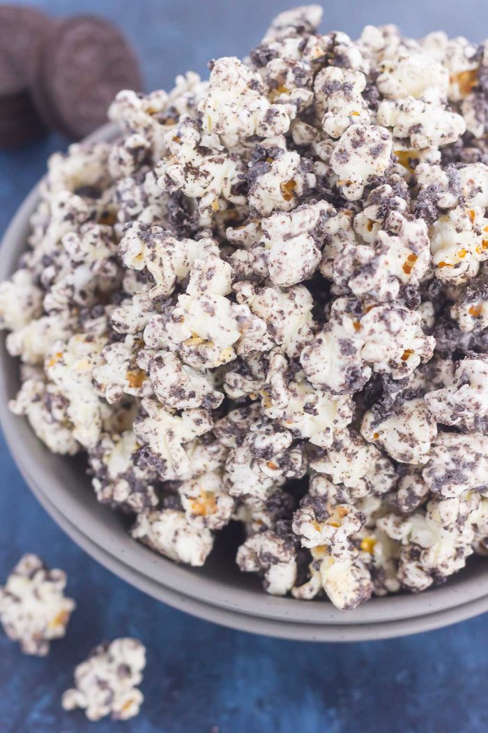 Cookies and Cream Popcorn (with Crushed Oreos!) - Pumpkin 'N Spice