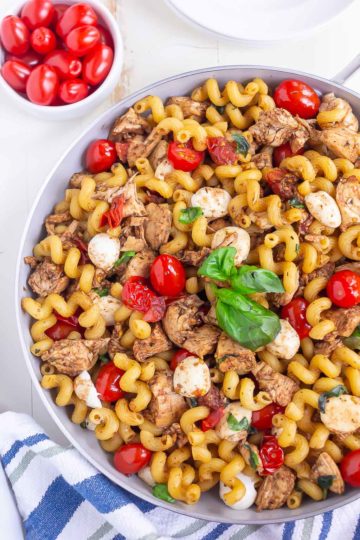 Easy Chicken Caprese Pasta - Pumpkin 'N Spice