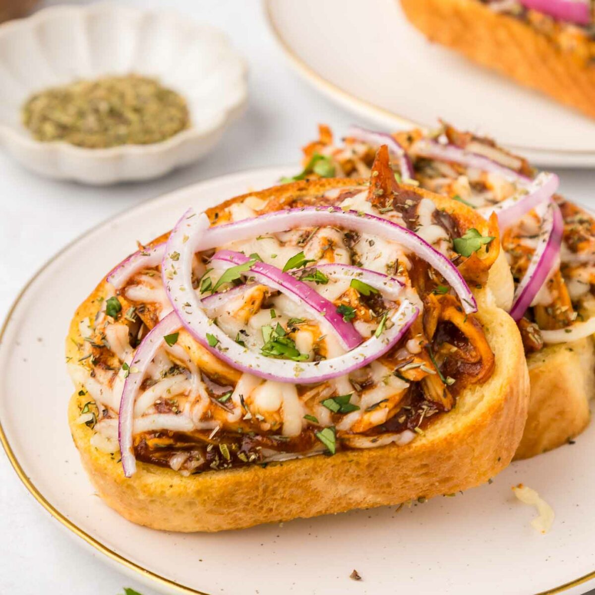BBQ Chicken Garlic Toast - Pumpkin 'N Spice